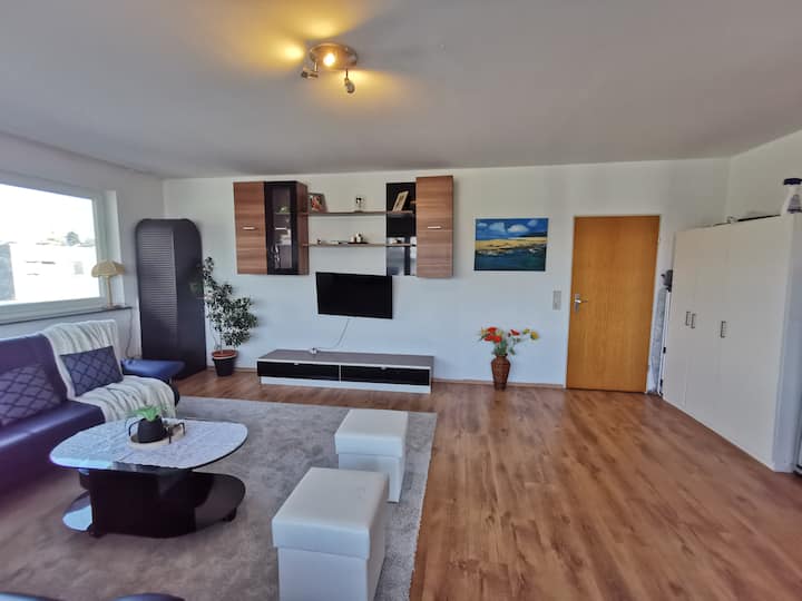 Free Parking, Nearby Grocery Train & Bus Stop - Böblingen