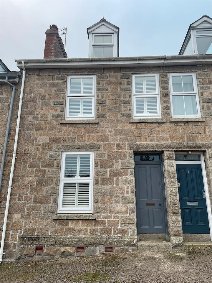 3 Bed House, Parking For 2 Cars - Saint Ives