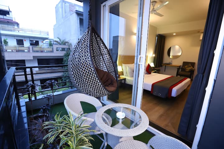 Executive Suite Room Near Corporate Sector 44 - New Delhi