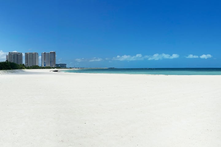 Apartment Steps Away From The Beach @Puerto Cancun - Cancún