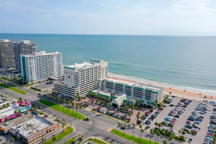 Luxury One Bedroom Condo With Private Balcony - Daytona Beach, FL