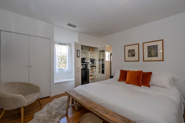 Charming Spanish Casita 2 Blocks To Beach - Santa Barbara, CA