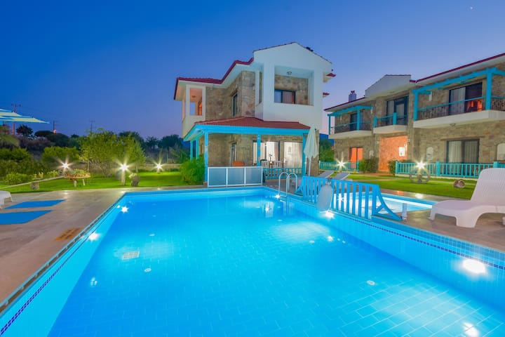 2+1 Havuzlu Ve Bahçeli Villa - Datça