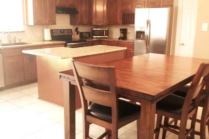 Stylish & Comfy+5 Star Location Royal Beds & Pkg - Port Arthur, TX