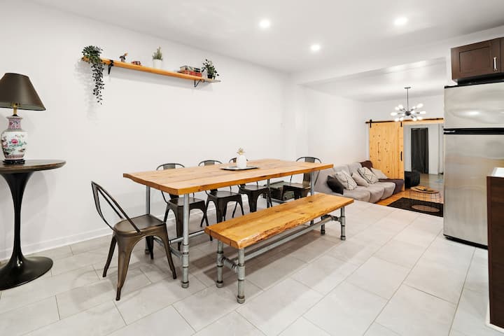 Stylish & Central - Parking - Balcony - Sleeps 13 - Montreal