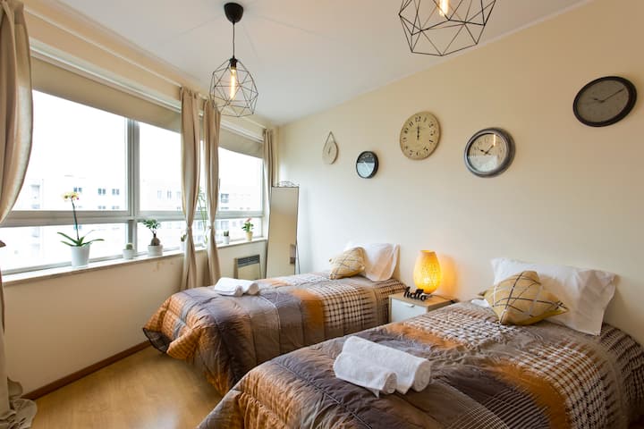 Hostwise - Spacious Trendy Flat | Central Location - Porto