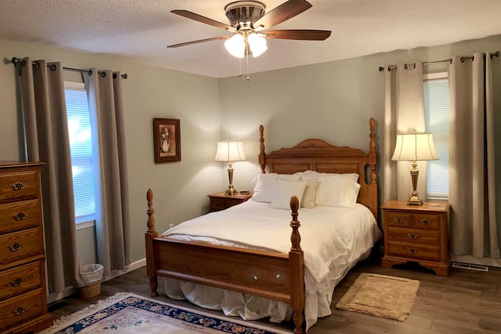 Red Barn Farmhouse - Kansas City, MO