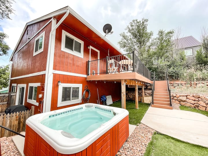 The Red Barn Mountain House - Colorado Springs, CO