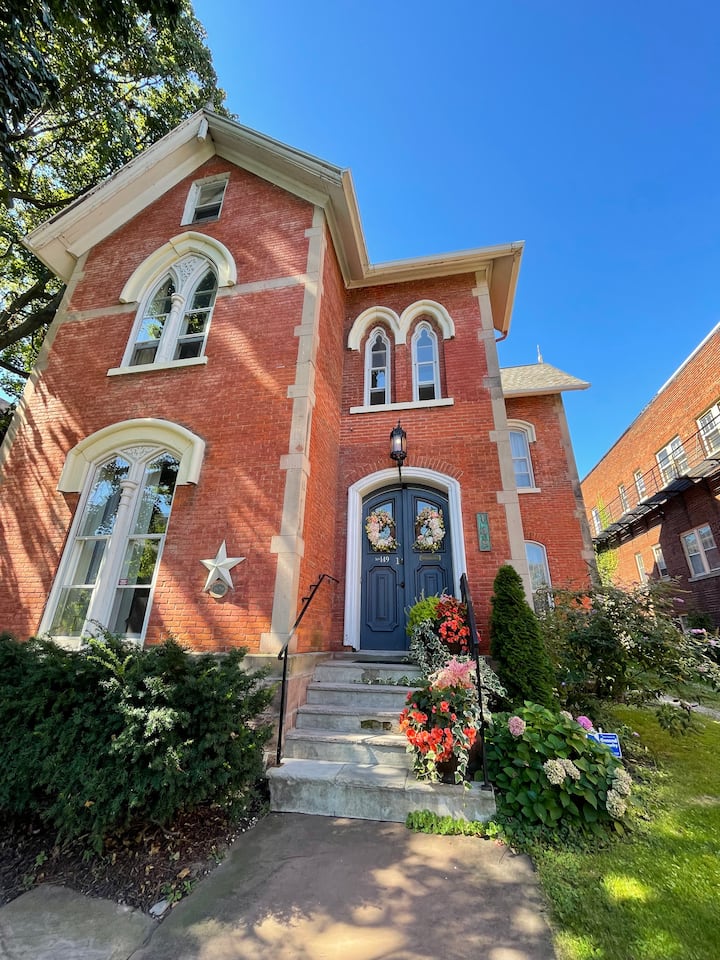 Historic Home Gothic • Cornhill(uofr/dwtn)kngbed - Rochester, NY