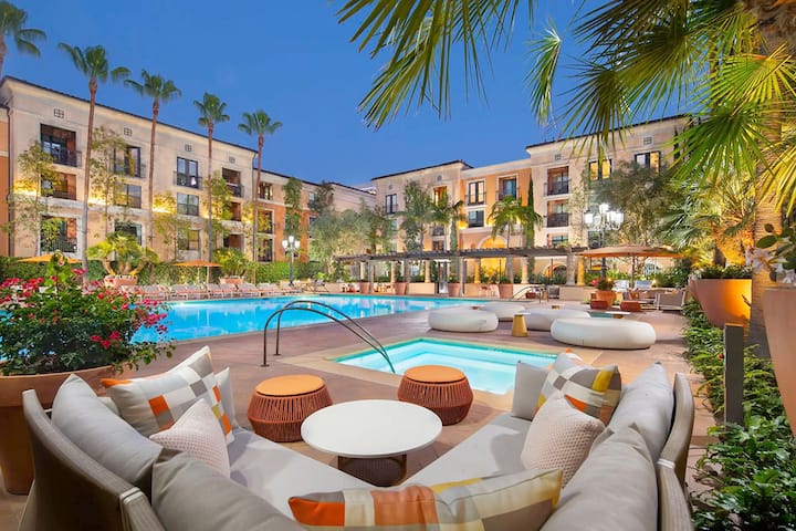 Luxurious Oasis In The Heart Of Irvine - 어바인