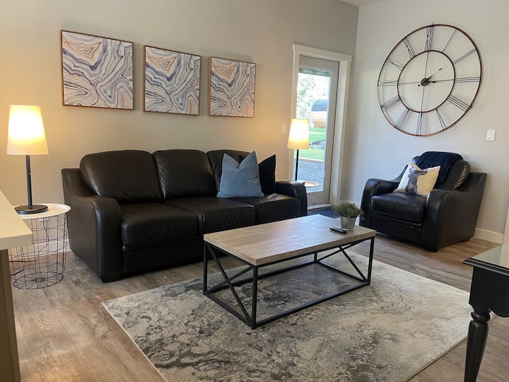 Bright Private Getaway For 2 | Mountain Views! - Canmore