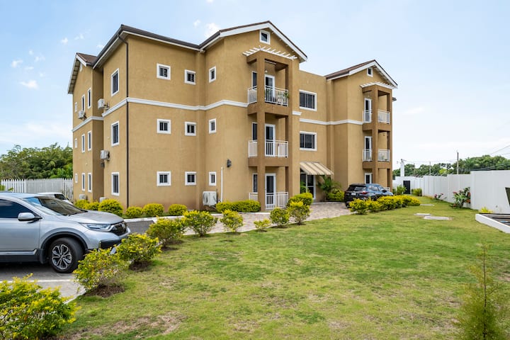 Luxurious Getaway At The Merrivale - Kingston, Jamaica