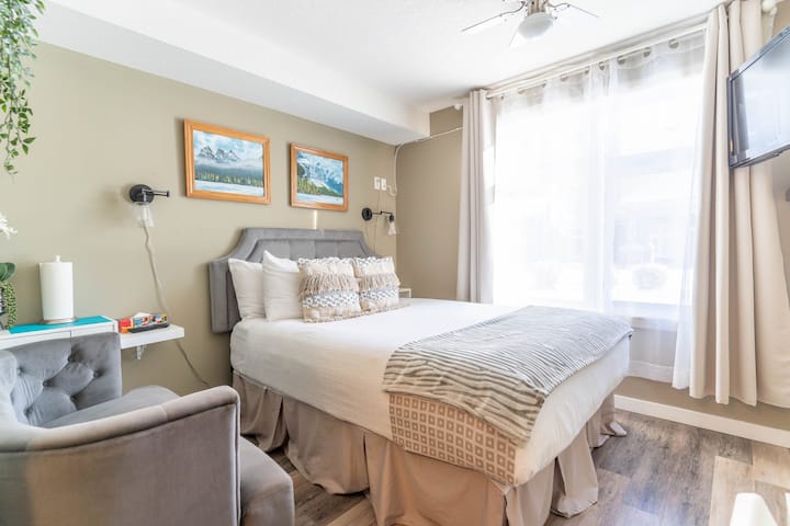 Bright And Cozy Hotel Room-free Parking/gym - Canmore