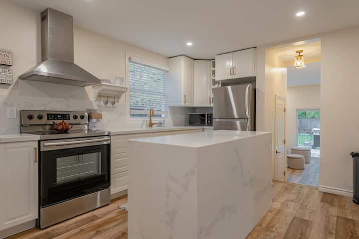 Brand New 5 Star Luxury , Walk To Falls And Casino - Niagara Falls