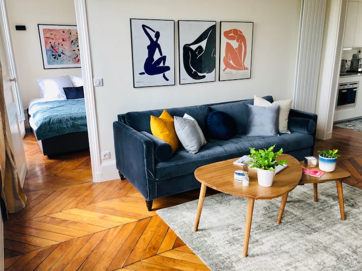 Penthouse Views Of Lively Boulevard, Eiffel Tower - France