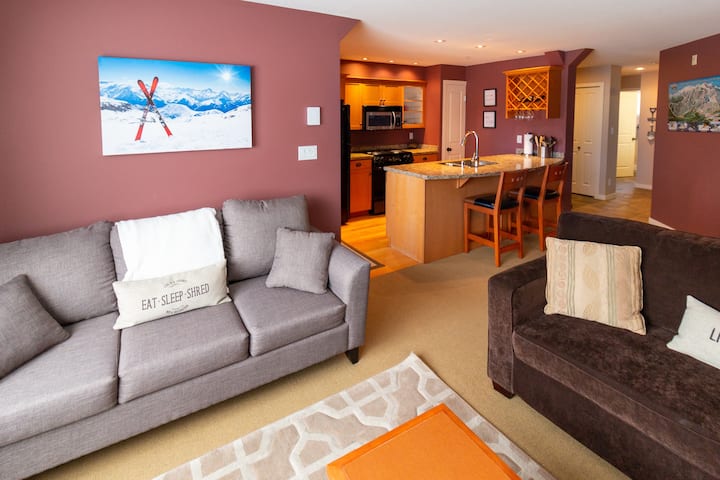 2 Bedroom Condo W Private Hot Tub In Village - Big White Ski Resort, BC