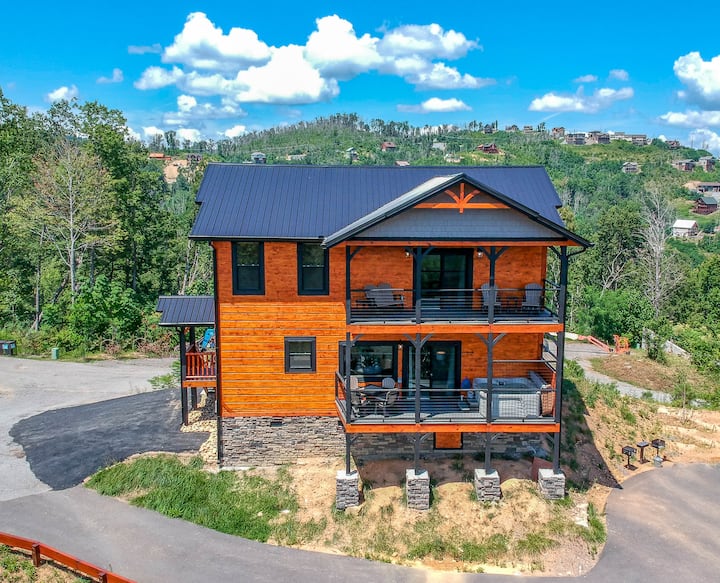 Luxury Cabin! Game Room, Hot Tub, Amazing Views!