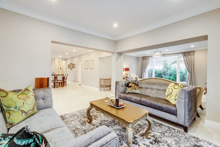Luxurious 3-bedroom Home In The Heart Of Sandton - Sandton