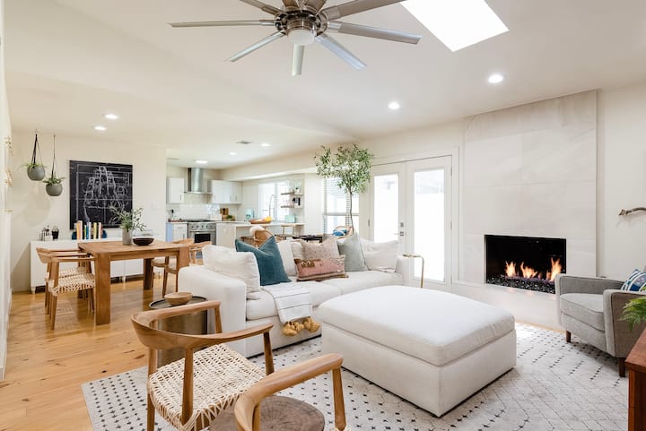 Fireplace, Fire Pit, Turf Backyard | Central Atx - Austin, TX