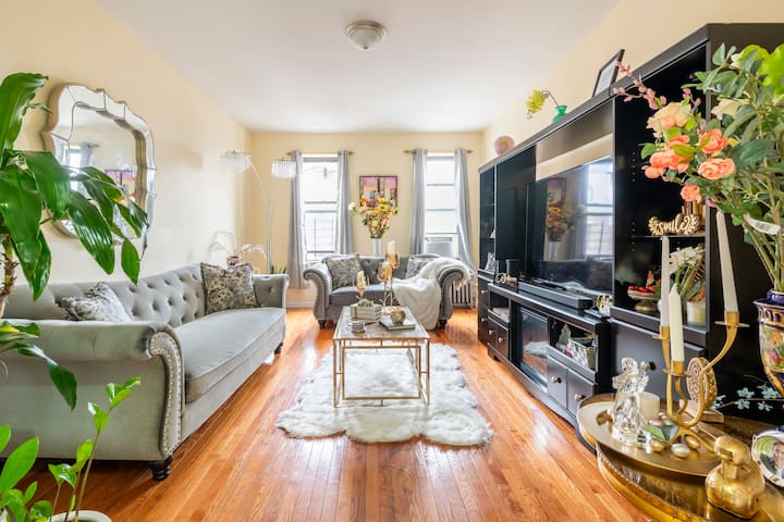 Spacious & Cozy Oasis ~ Private Bath ~ 5* Location