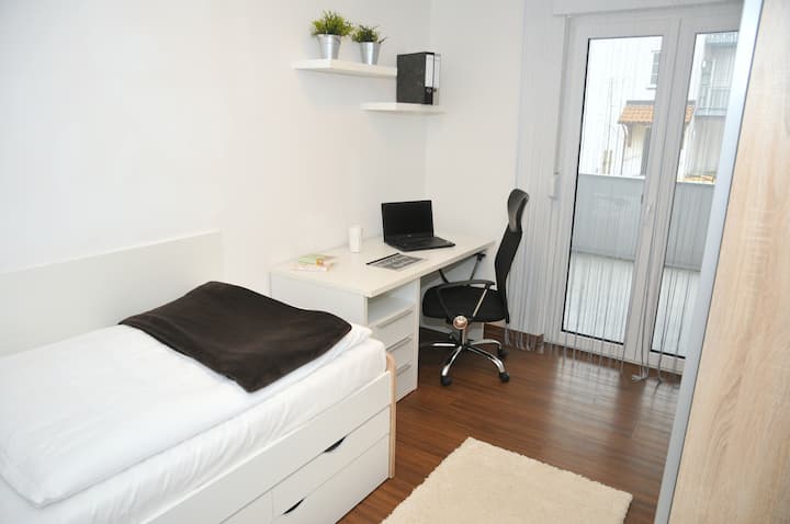 Wg Zimmer Mit Balkon, Möbliert - Regensburg