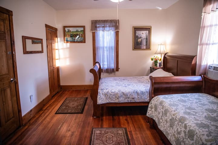 Maple Bottom Farmhouse Bed & Breakfast - Garnet - Scottdale, PA