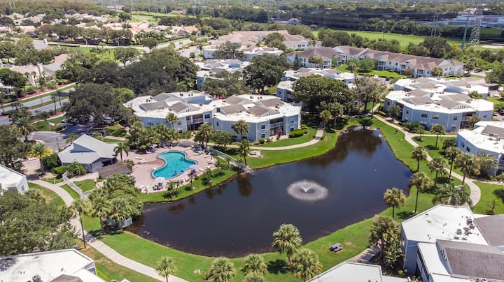 Elegant 2br/2ba Golf Retreat: Disney & Universal - Orlando