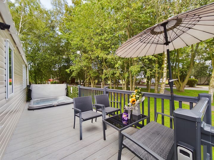 Tattershall Lakes Mini Breaks - The Avenue - Woodhall Spa