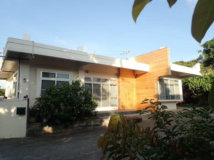 Om２人気スポット真栄田岬５分の完全フルリノベーション貸別荘！ビーチまで徒歩４分！ - Okinawa