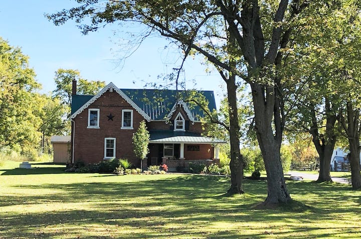 A Luxury Farmhouse - 6 Bedrooms, Pool On 12 Acres - Belleville, Ontàrio, Canadà