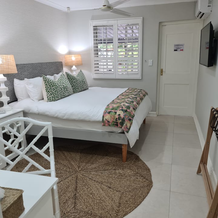 The Jungle Room With Backup Power - Pinetown