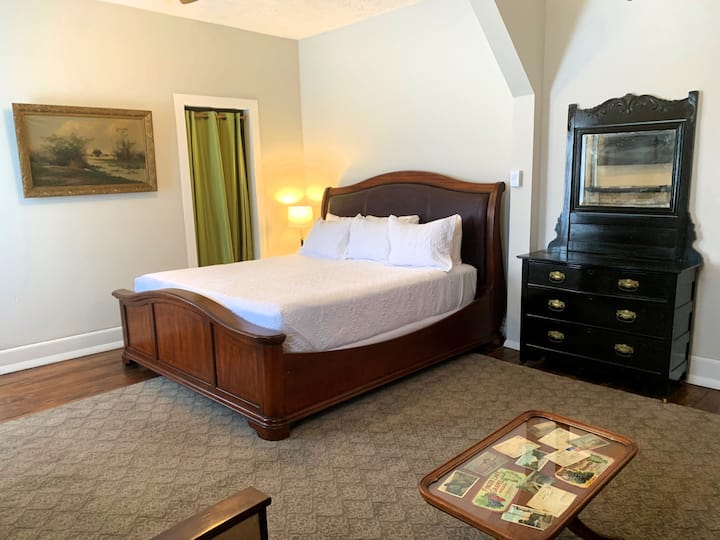 Delaware Suite In The Historic Naples Hotel - Naples, NY