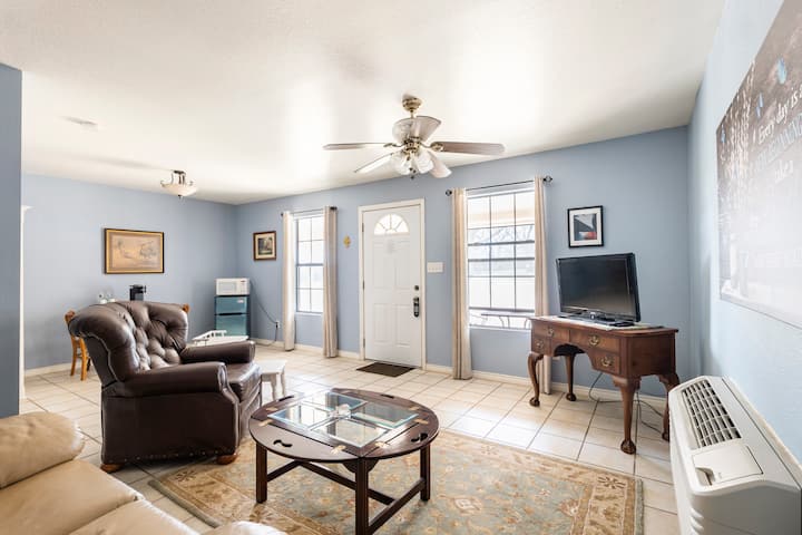 The Crossroads Inn - Carriage House Suite I - Johnson City, TX