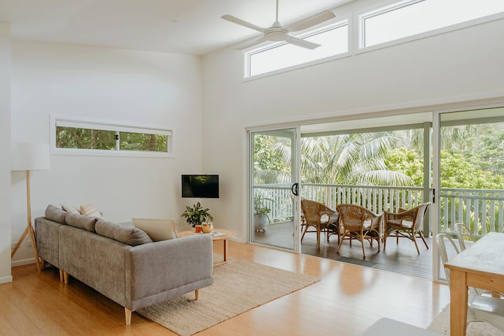 Light & Lush House With A Hinterland View - Byron Bay