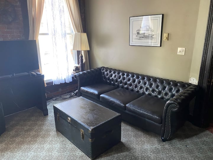 Historic Merchant's Apartment 202 B - Seattle, WA