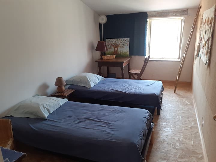 Chambre Sous Comble Bleue à 50 M Des Remparts - Surgères