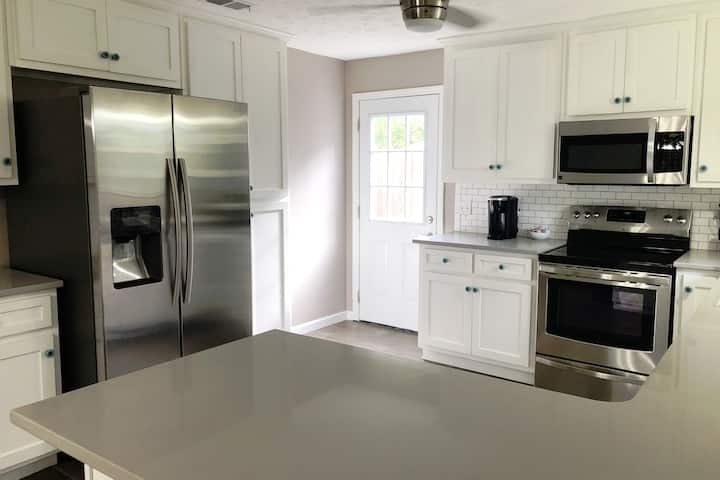 3br 2bath Retreat W/ Modern Amenities & Cozy Vibes - Columbus