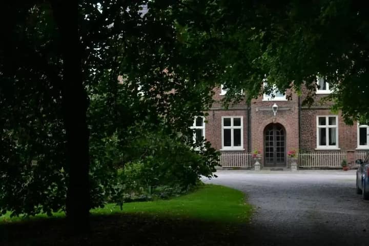 Garden Flat. Is Now Available Same Price As B1a - Macclesfield, UK