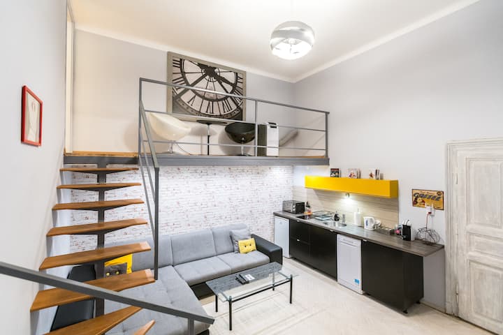 3 Bdrm, 2 Bthrm, Big Lvrm With Ktch - Budapest