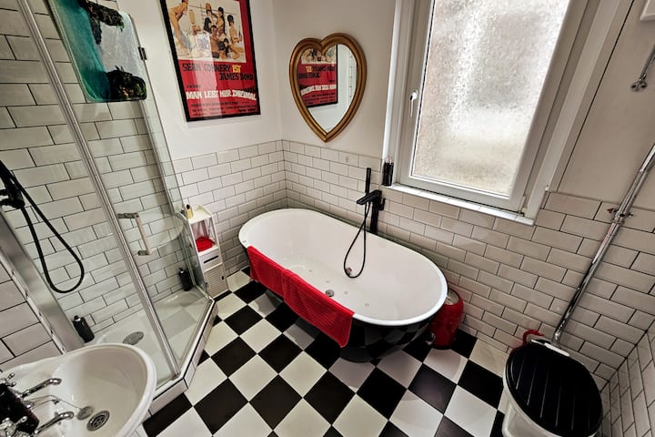 James Bond 3 Bed Cool Penthouse, Seafront Parking. - Portsmouth