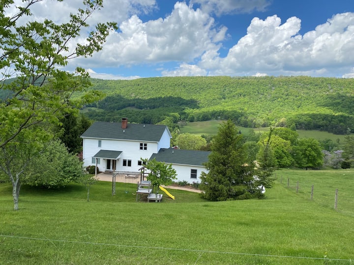 Mountain View Farmhouse, 20 Min. To Blacksburg - Pembroke, VA