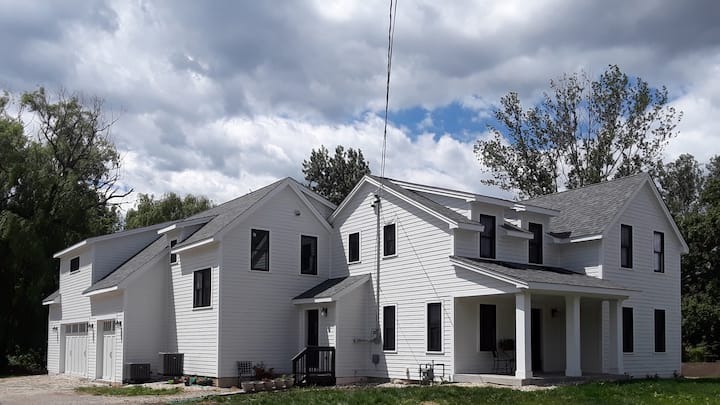 Less Than One Mile Off I94 &5 Mls North Of Border - Kenosha, WI