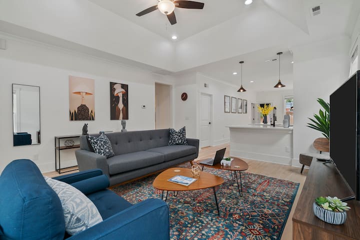 Artistic, All New And Comfy Bungalow, Near Uptown! - Charlotte, NC