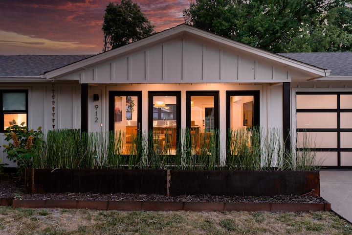 Mid Century Bike House On G - Bentonville, AR