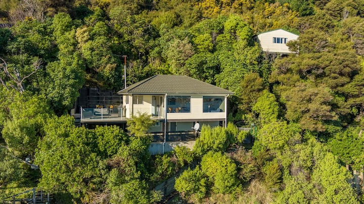Home In Waikawa - Absolute Waterfront - Picton