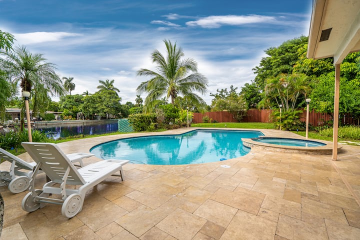 Waterfront Paradise W Pool, Hot Tub & Exotic Trees - Hollywood, FL