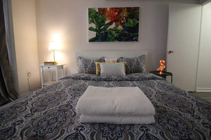 Simple & Central Montreal 1br Near Metro - Montreal