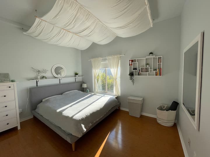 Charming Two Bd Sunny Santa Monica - Santa Monica, CA