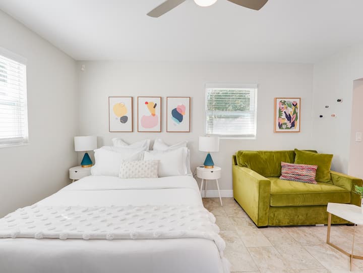 Modern Luxe Suite - Tampa, FL