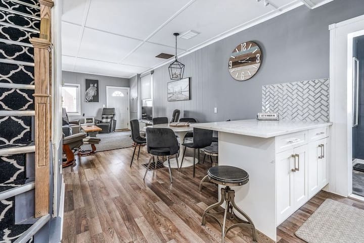 The Short Stop - Two Passes To Sandbanks Included - Prince Edward